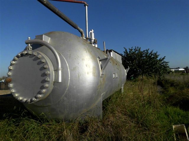 Pressure Vessel with large manhole 2m dia. x 6.4 meters (l) 20mm thick ...