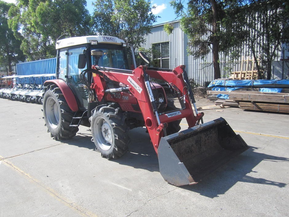 TYM 700 4x4 front end loader tractor Auction (0005-7001878) | Grays ...