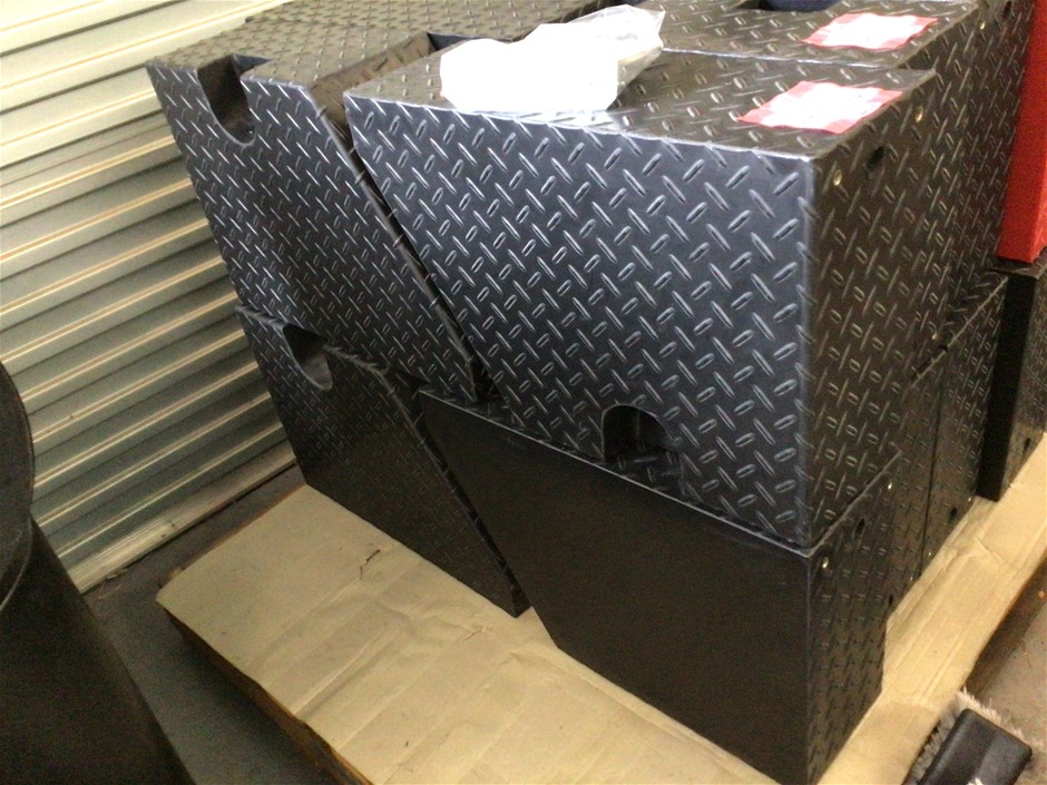 4x30 Litre Ute Mounted Poly Water Tanks Black Auction (0045-7039085 ...