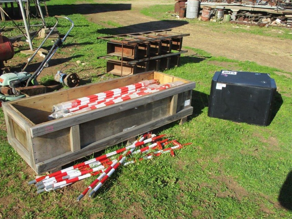 Large Quantity of Red/White Aiming Posts Auction (0123-3022858) | Grays ...