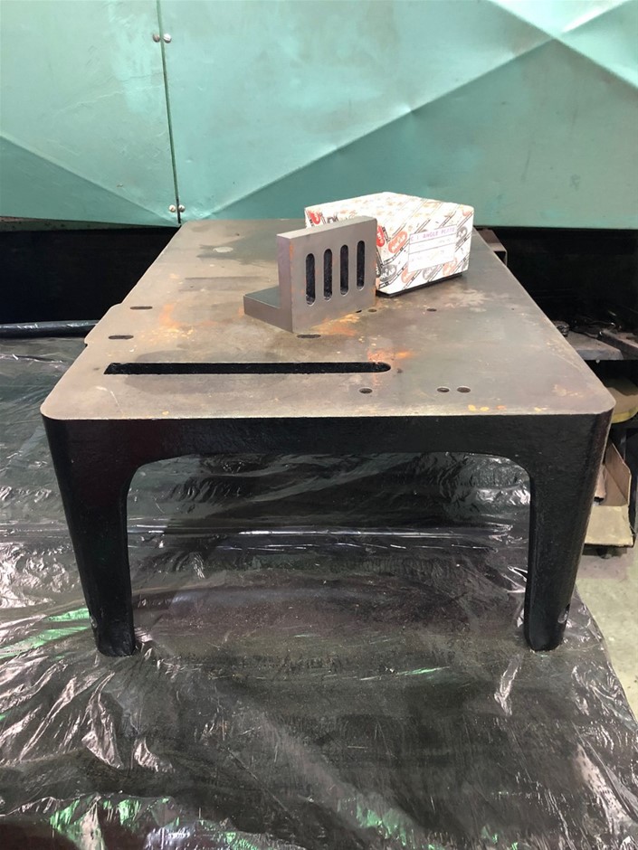 Mark Out Table Cast Iron with one Angle Plate Auction (0520-5049947 ...