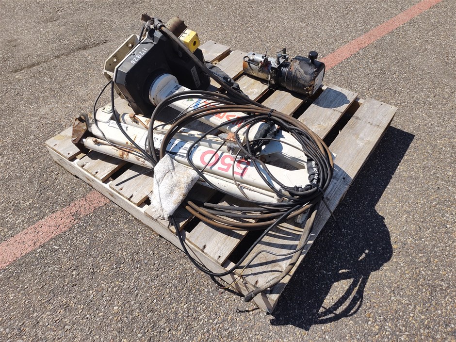 Kevrek 550 Tray Mounted Hydraulic Crane Auction (0001-7040592) | Grays ...
