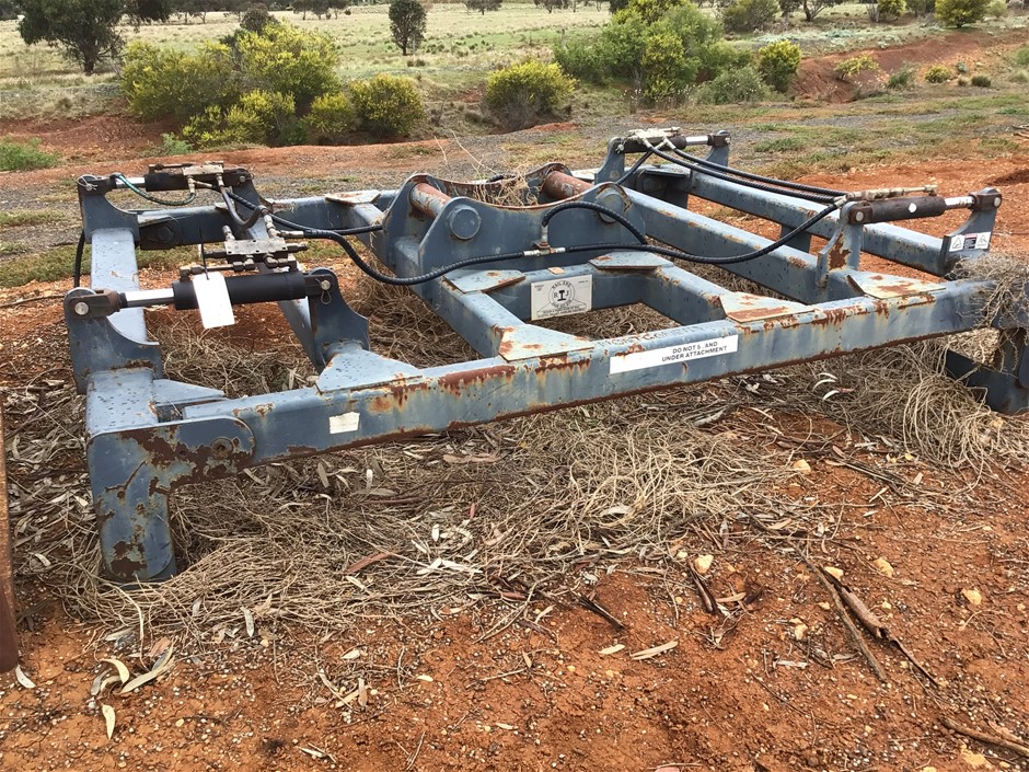 Steel fabricated Railway Construction Attachment (Sleeper Lifter ...