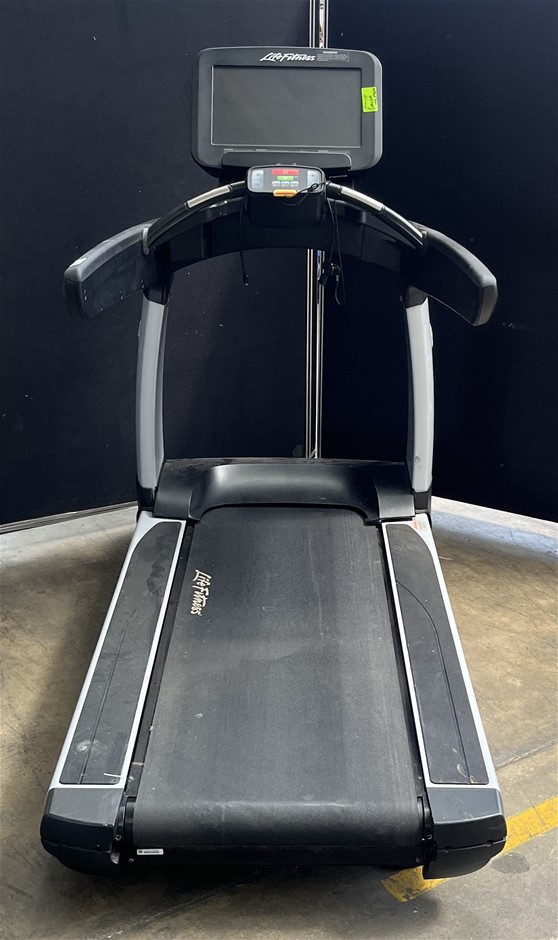 Life Fitness Flex Deck Shock Absorption System Commercial Treadmill ...