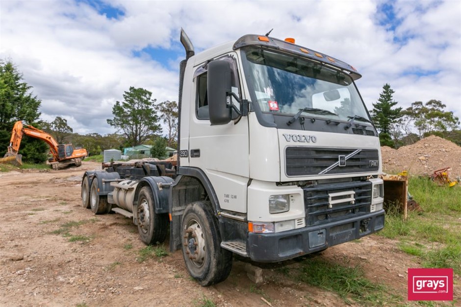 2001 Volvo 290 FM7 Hook lift Truck Auction (0020-5052353) | Grays Australia