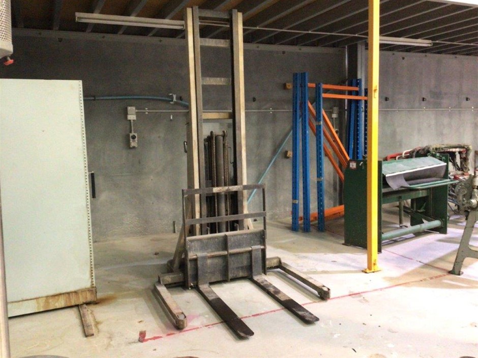 Crown Pedestrian Pallet Stacker Auction (0014-7044295) | Grays Australia