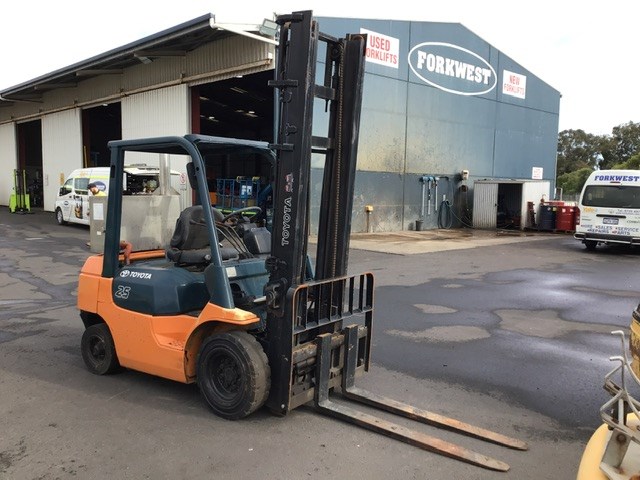 Toyota 02-7FD25 2.5T Counterbalance Diesel Forklift (Non Runner ...