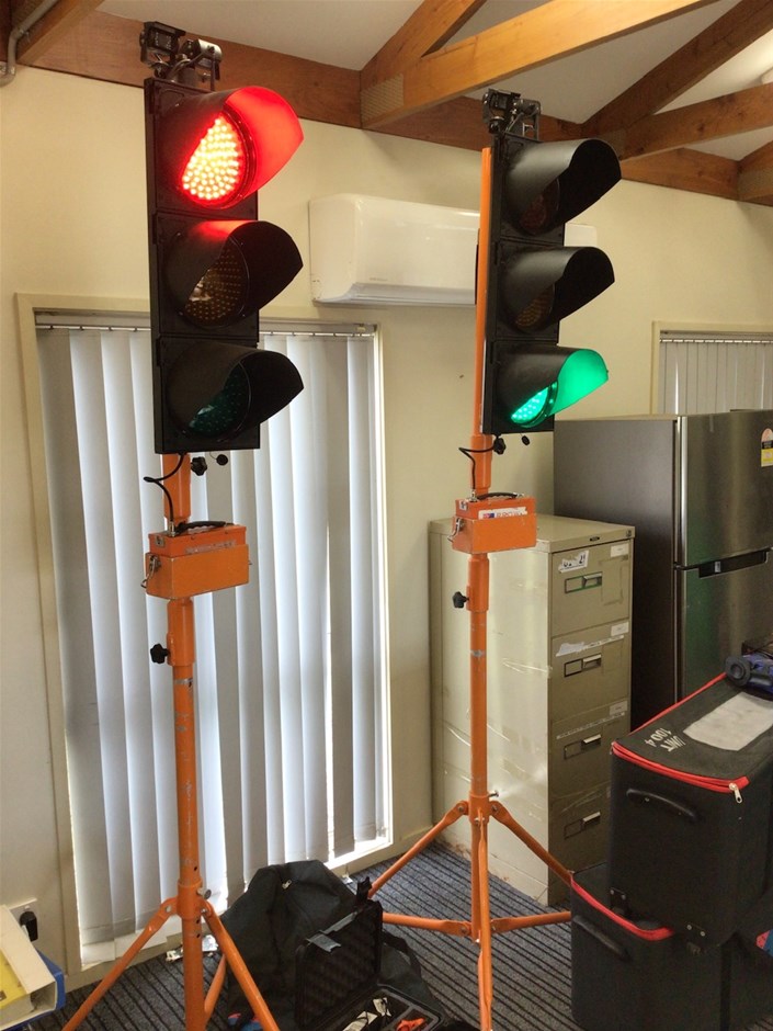 Arrowes Stop Portable Traffic Lights Auction (0001-3025357) | Grays ...