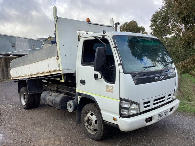 2007 Isuzu NPR 250 4x 2Tipper Truck Auction (0001-8017277) | Grays ...