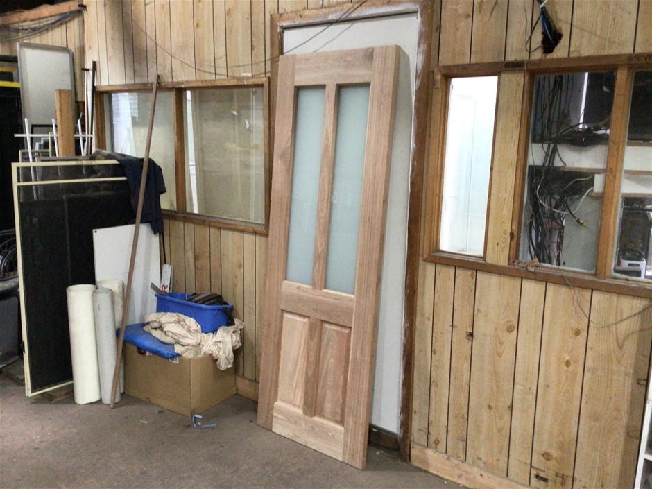 1 x 4 Panel 2 Lite Translucent Glass Door Auction (0059-3025835 ...