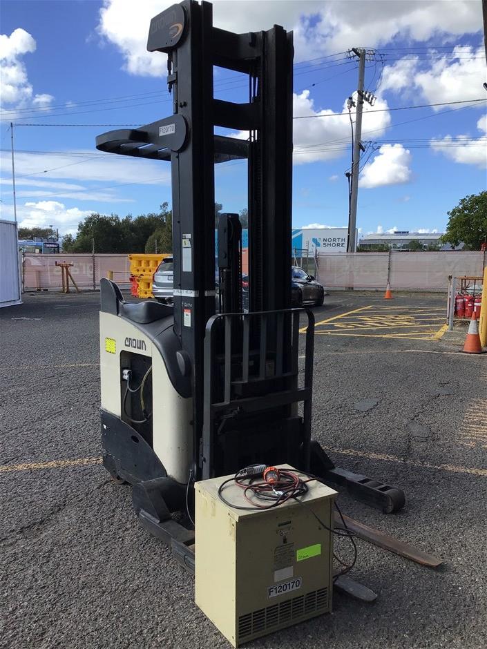 Crown RR5220-35 Reach Forklift Auction (0612-7045714) | Grays Australia
