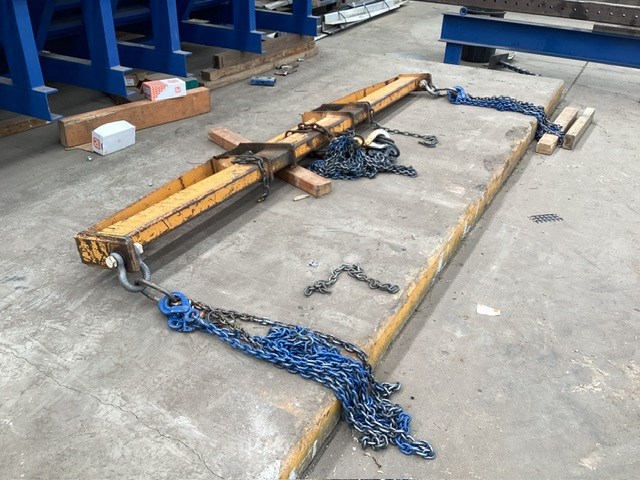 Lifting Spreader Bar And Approx 3 Chains Auction (0008-3027032) | Grays ...
