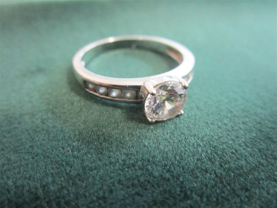 Ladies Silver Look Ring with Clear Stone Settings Auction (0060-2556256 ...