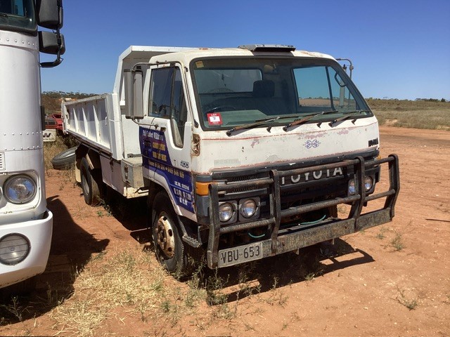1985 Toyota Dyna 400 4x2 Tipper Truck Auction (0028-8017972) | Grays ...