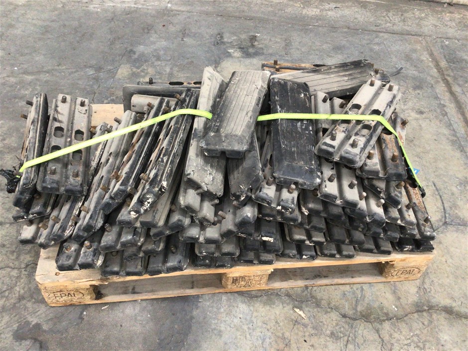 Approx 40 Excavator Rubber Track Plates Auction (0056-5054464) | Grays ...