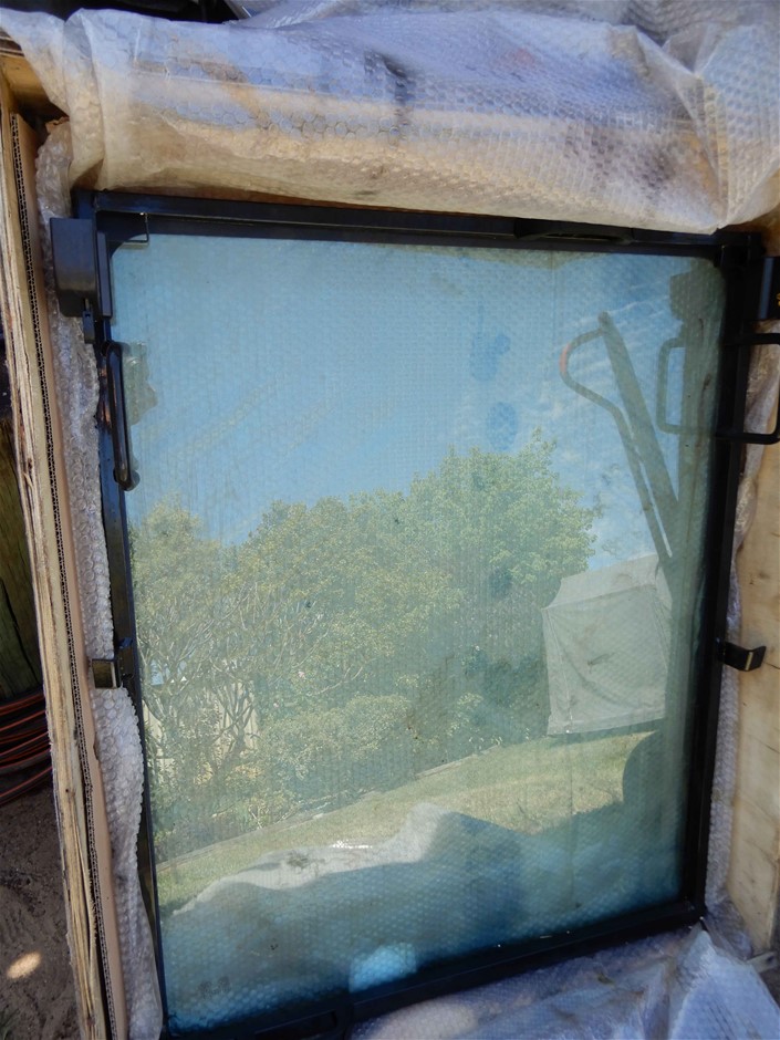 Komatsu Hydraulic Excavator Front Cab Window/Frame Assembly Auction ...