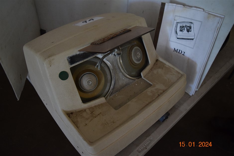 ``Essilor`` Edging Machine With 2x Diamond grinding wheel Auction (0094 ...