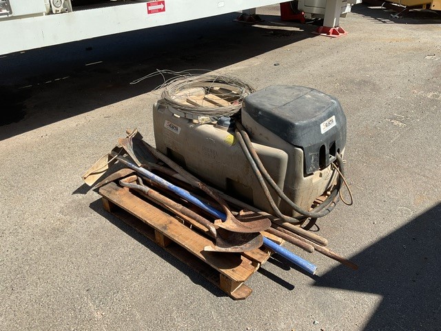 Selecta 200lt Poly Diesel Tank, 4 x Shovels And A Crowbar Auction (0001 ...