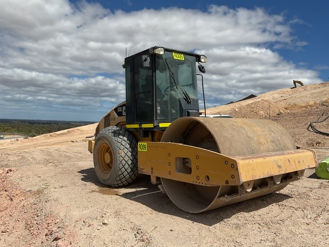 2012 Caterpillar CS56 Smooth Drum Roller Auction (0020-9048158) | Grays ...