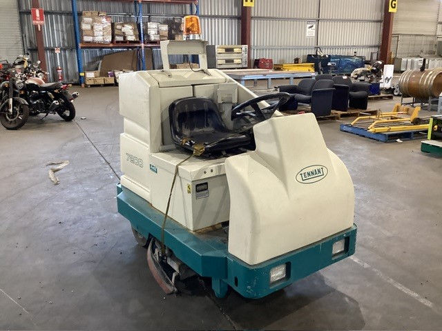 Tennant 7200 Ride On Electric Scrubber/Dryer, Parts Only Auction (0005 ...