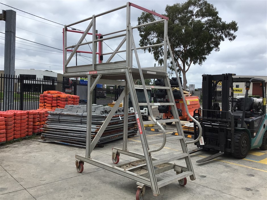 Used Safesmart Aluminium Platform Ladder Auction (0018-2188394) | Grays ...