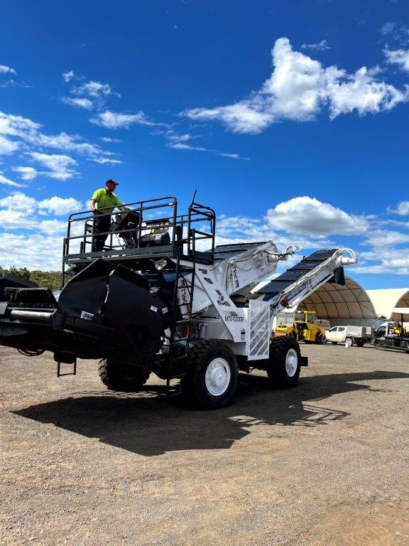 2000 Roadtec Material Transfer Vehicle(MTV) / Shuttle Buggy Auction ...