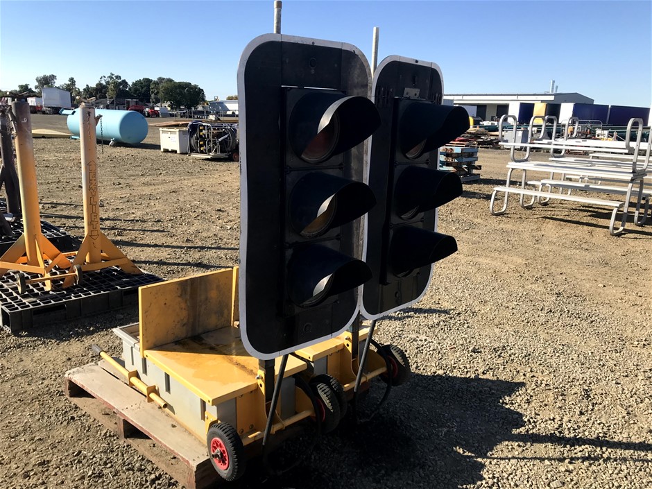 2x Data Signs Portable Traffic Lights Auction (0086-3028912) | Grays ...