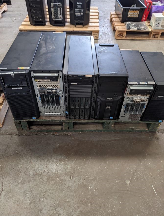 Pallet of Tower Servers. Dell and HP. Auction (0010-2558672) | Grays ...