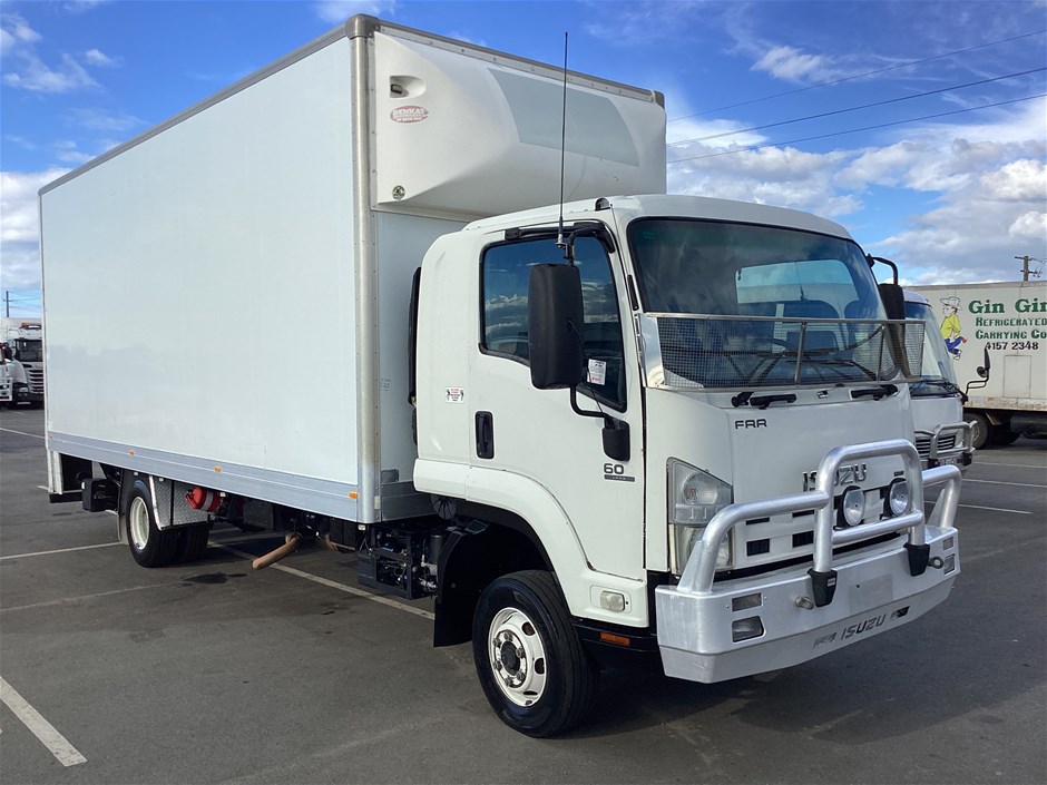 2010 ISUZU FH FRR600 4 x 2 Pantech Truck w/tailgate loader Auction ...