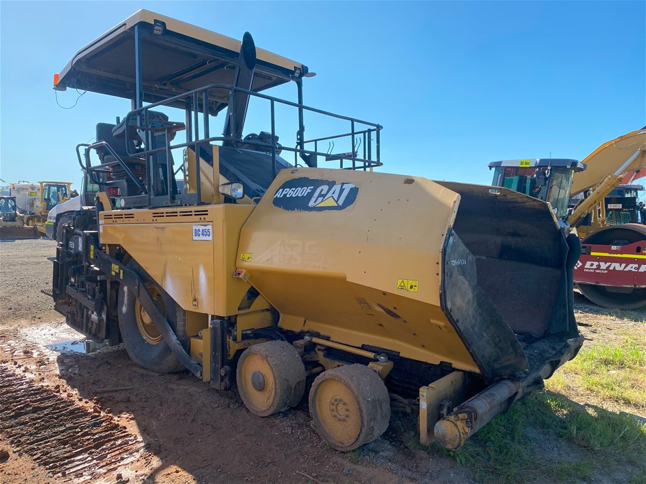 2017 Caterpillar AP600F Mobile Trac Asphalt Paver/Finisher