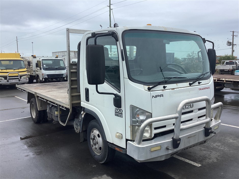 2013 ISUZU NPR 200 4 x 2 Tray Body Truck Auction (0003-7052391) | Grays ...