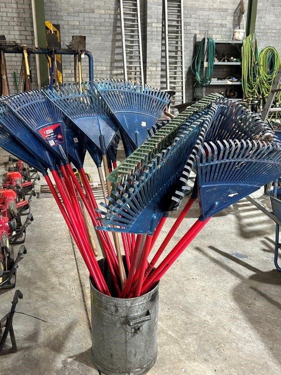 Approx 30 x SPEAR & JACKSON Leaf Rakes Auction (0111-5057085) | Grays ...