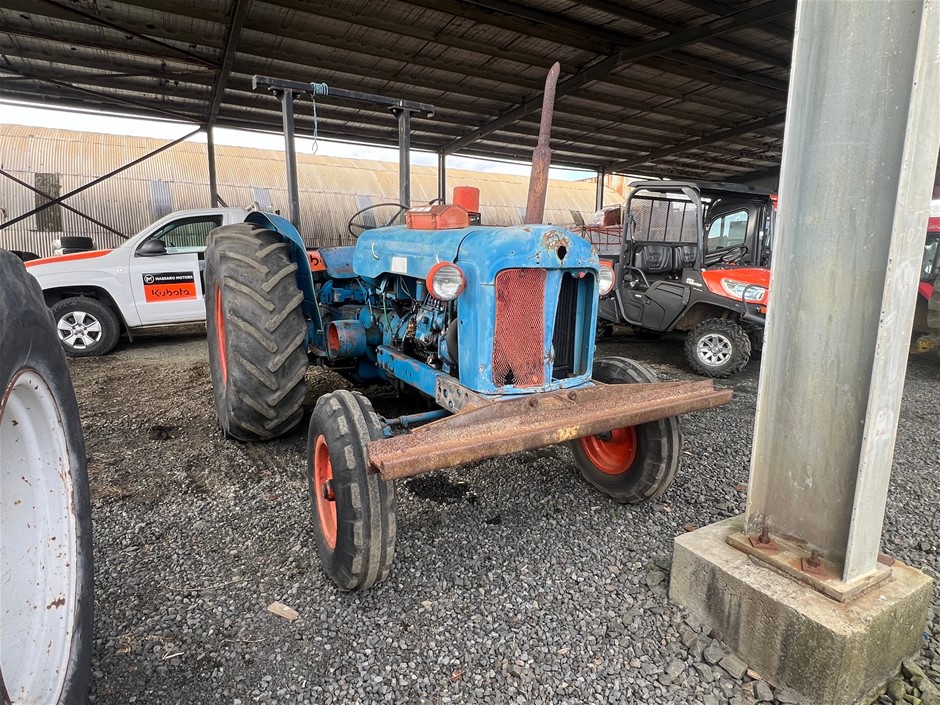 Fordson Major Tractor with Cranvel loader Auction (0062-3030010 ...