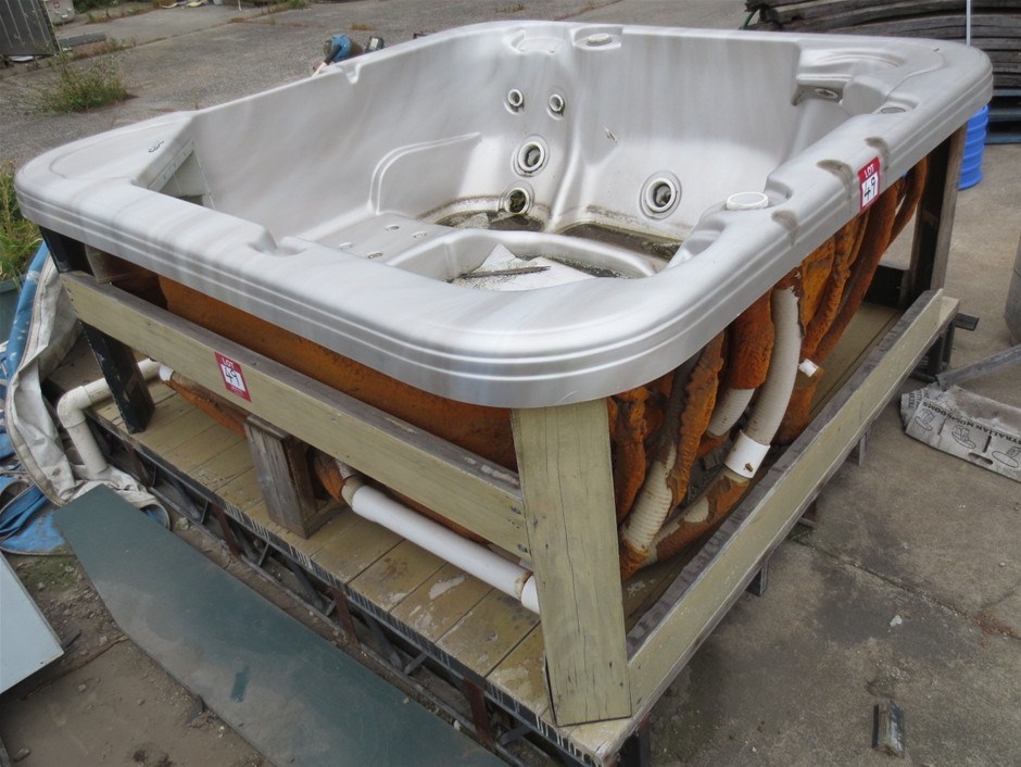Maax Spa, 6 to 8 seater spa mounted on timber frame Auction (0049 ...