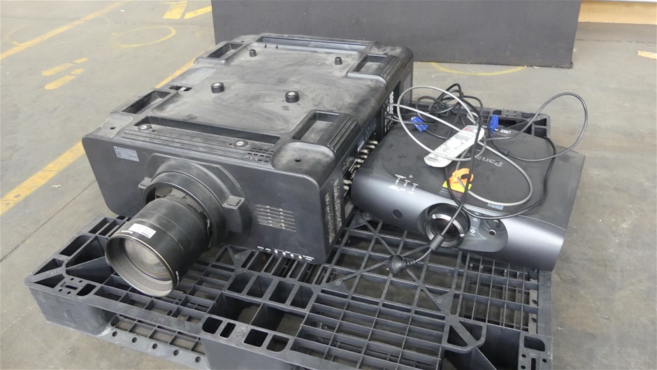 Pallet of Assorted 2 X Panasonic Projectors Auction (0077-5059131 ...
