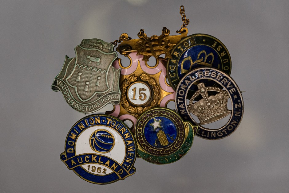 6 x NZ assorted badges incl.1 x sterling silver school badge Auction (1850-5058173) | Grays ...