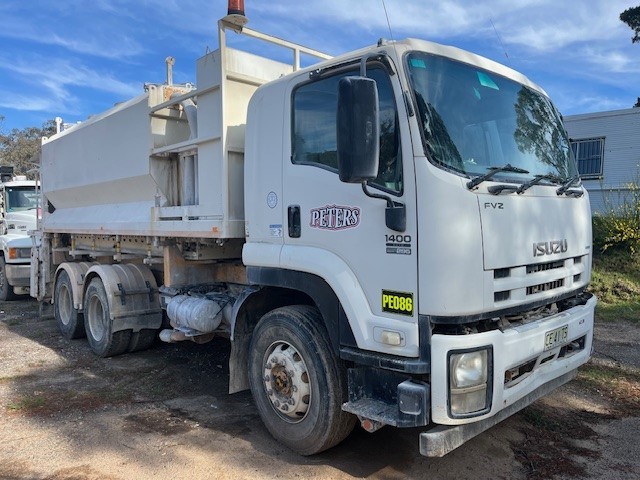 2011 Isuzu 1400 Auto with Sitec Lime Spreader Truck Auction (0006 ...