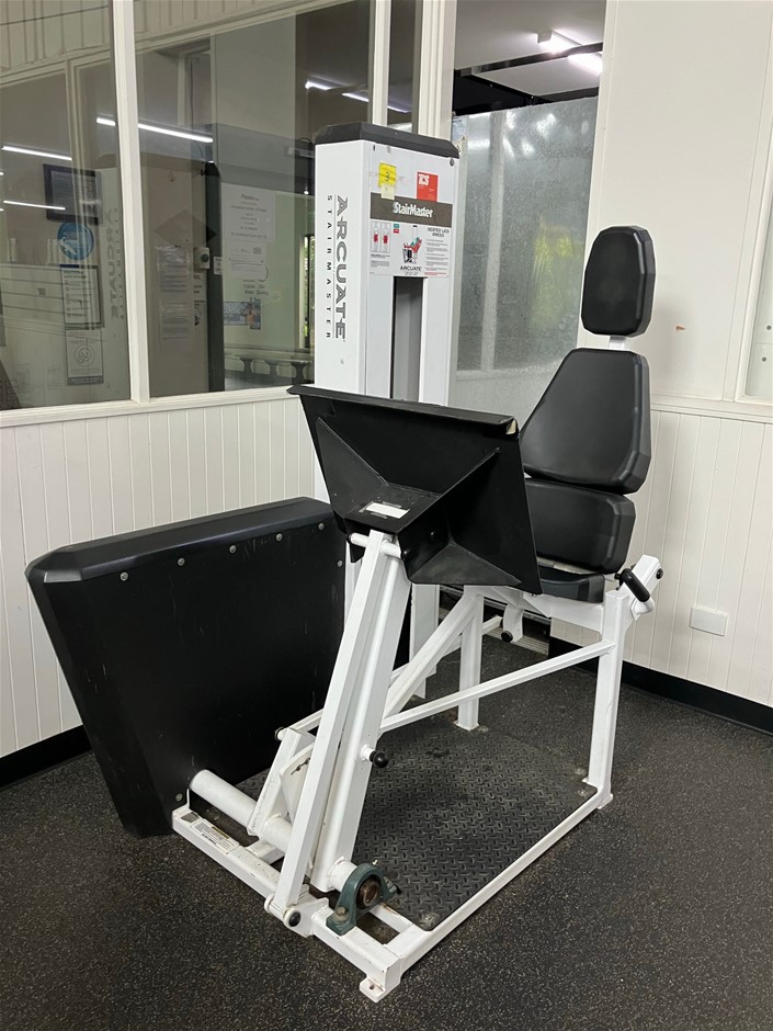 Stairmaster Arcuate Seated Leg Press Machine. Auction (0013-3031410 ...