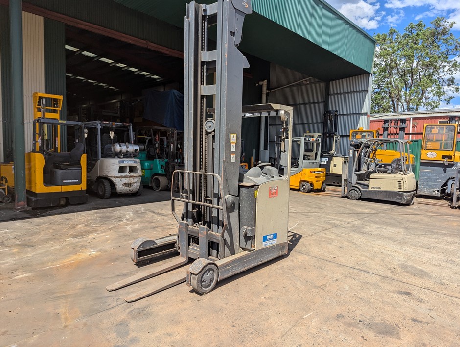 Crown ESR Ride On Reach Electric Forklift Auction (0005-5058779 ...