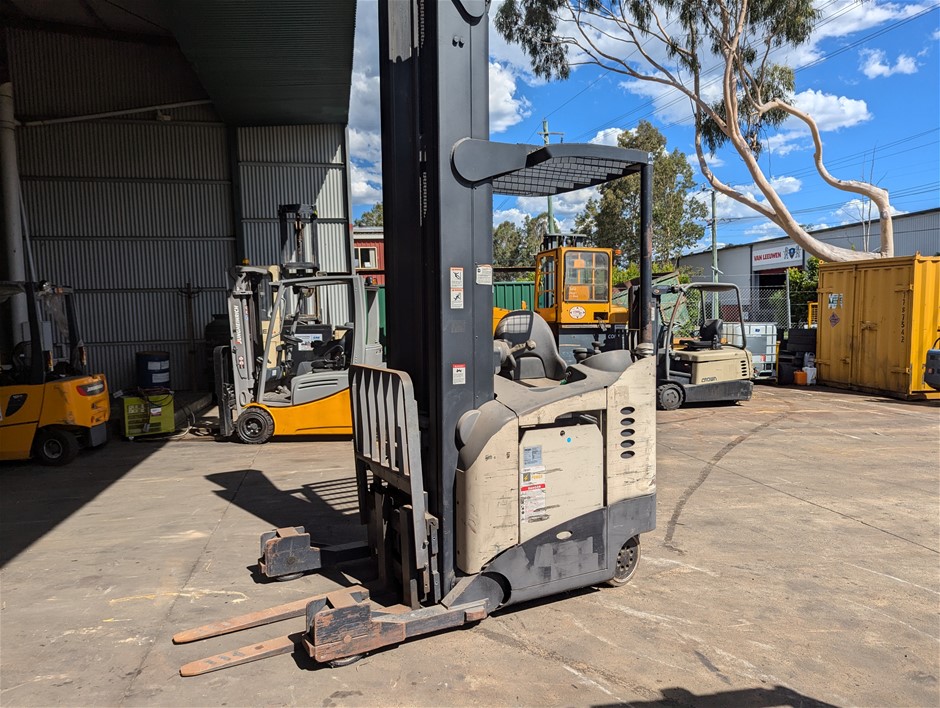 Crown RR5200 Ride On Reach Electric Forklift Auction (0009-5058779 ...