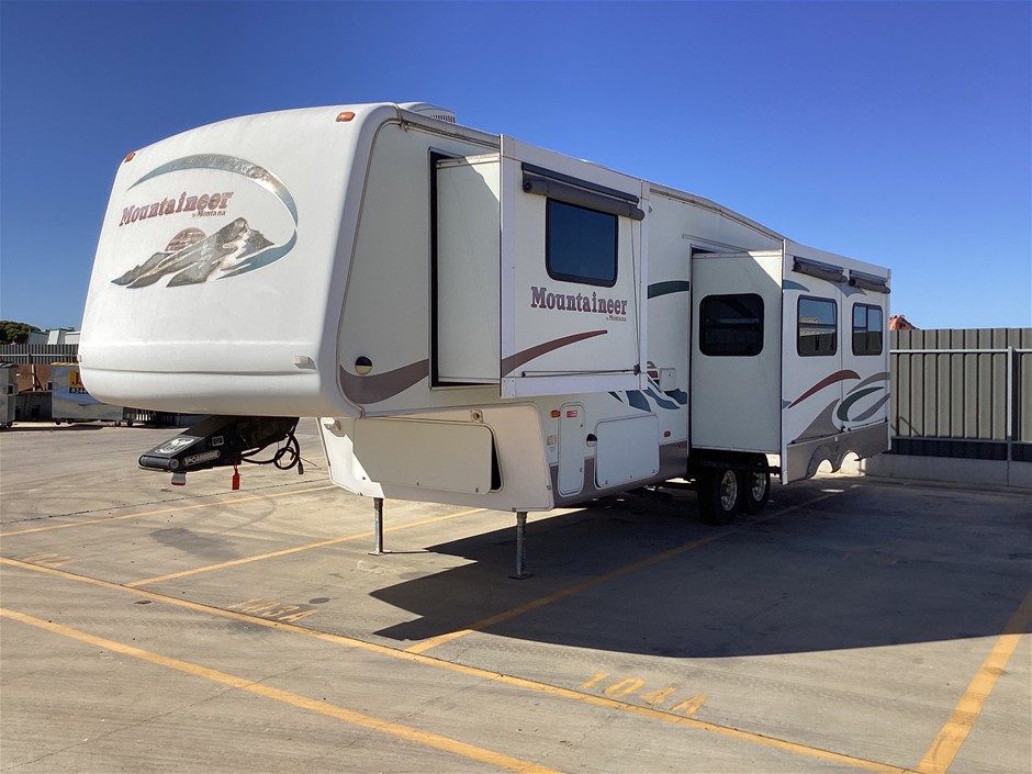 2004 Montana Mountaineer 5th Wheeler Caravan Auction (0001-60047231 ...