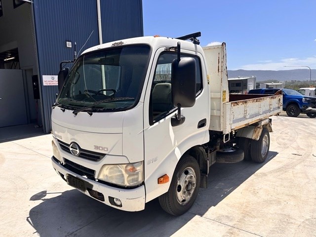 2012 HINO 616 Factory Tipper 4 x 2 Tipper Truck Auction (0006-5059014) | Grays Australia