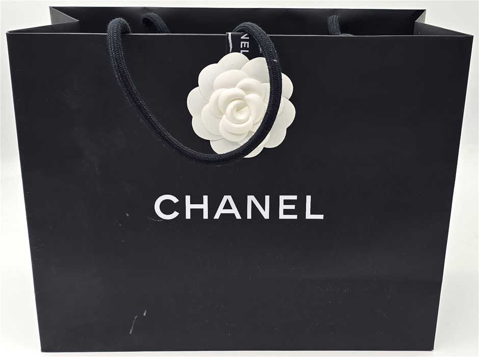 CHANEL GIFT BAG WITH FLOWER ACCESSORY Auction (0001-2565924) | Grays ...
