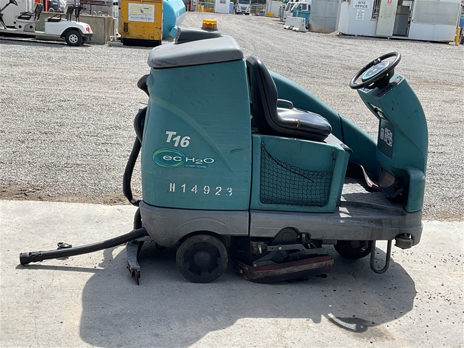 Tenant T16 Battery Ride-On Floor Scrubber Auction (0013-7057226 ...
