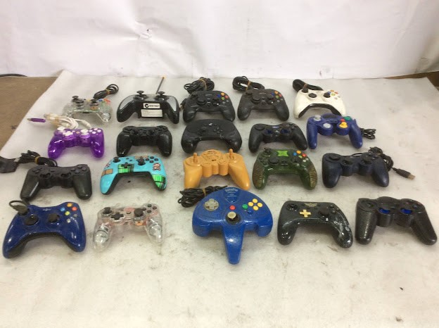 Logitech Mixed Brand and Model Game Controllers (Lot of 20) Auction ...