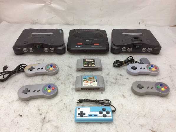 Sega/Nintendo Mixed Brand and Model Console/Game Controller (Lot of 10 ...