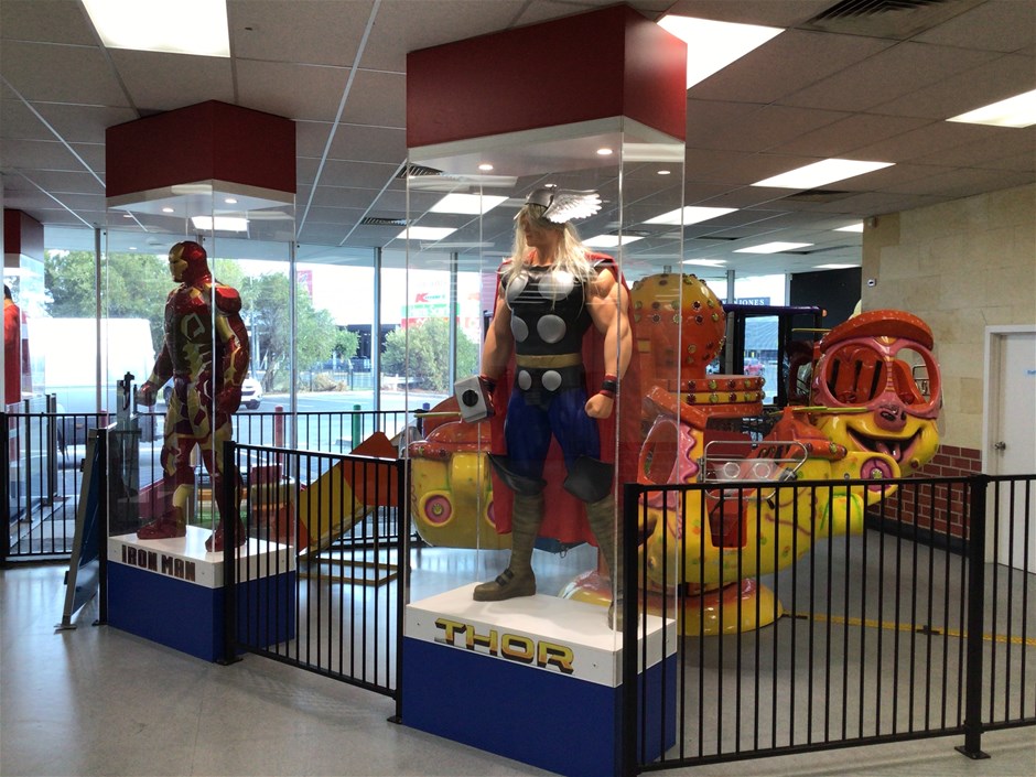 Thor Statue in Enclosed Display Case Auction (0001-8020562) | Grays ...