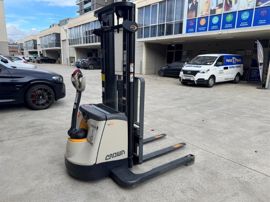 2018 Crown SX3030TT-4860 Walkie Stacker