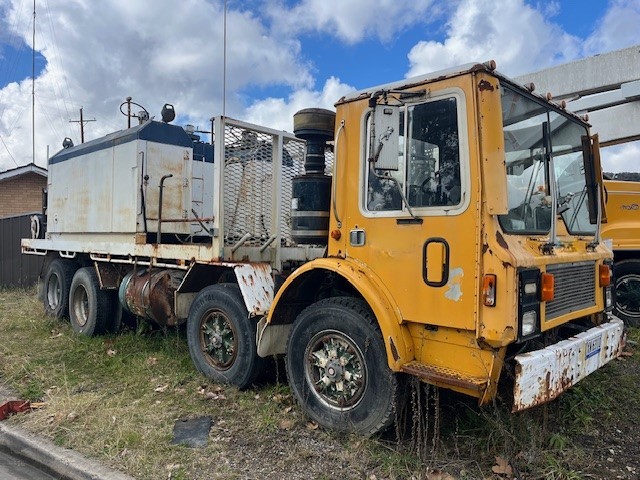 1985 Mack MGR Flat Bed Truck - Service Body Auction (0043-5061050 ...